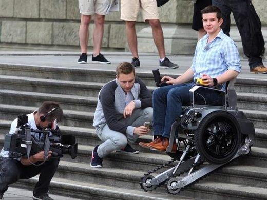 Elektro-Rollstuhl Scalevo kann Treppen rauf und runter fahren