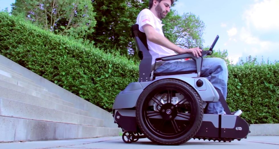 Elektro-Rollstuhl Scalevo kann Treppen rauf und runter fahren