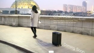 Smarter Rollkoffer Cowa Robot folgt seinem Besitzer auf dem Fuß