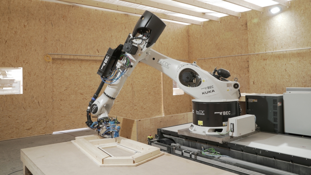 Ressourcen sparen: Roboter baut Holzhaus