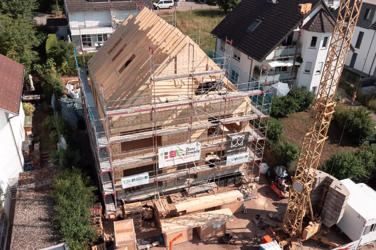 Nachhaltiger Hausbau: Triqbriq fertigt Bausteine aus Altholz