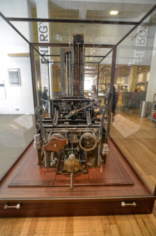 Wie Charles Babbage mit seiner Differenzmaschine die moderne Informatik ...