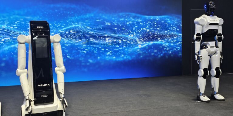 Humanoider Roboter von Neura im Messestress