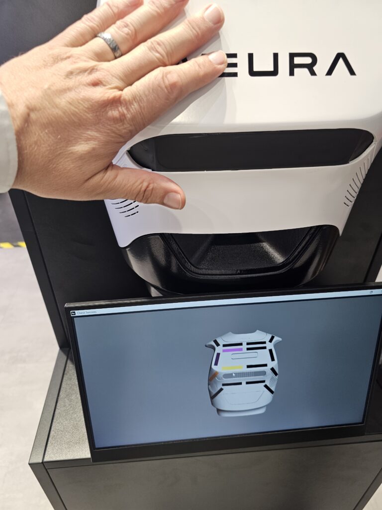 Humanoider Roboter von Neura im Messestress