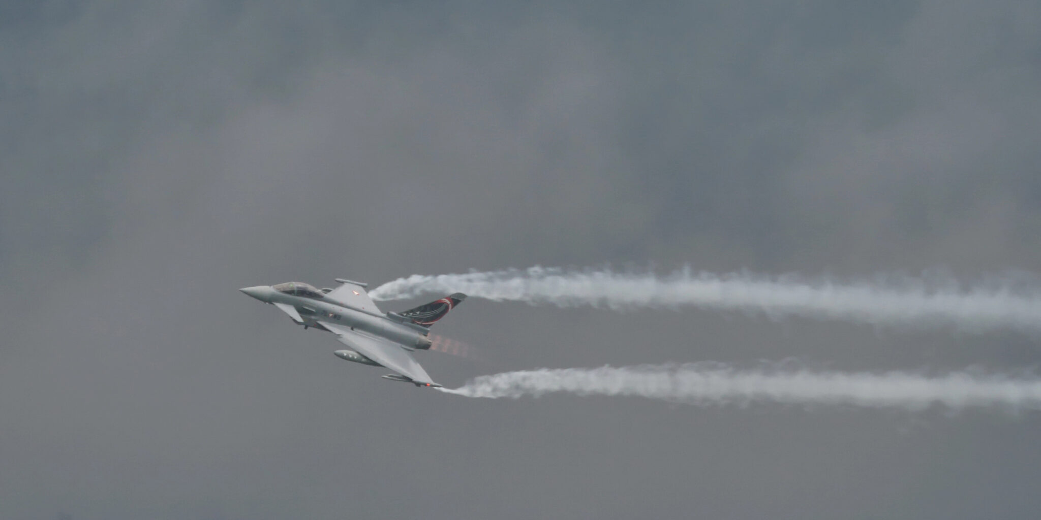 Militärflugzeug durchbricht Schallmauer über Mainz